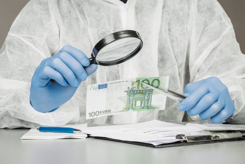 O Homem Com Lupa Verifica O Dinheiro Suspeito Imagem de Stock - Imagem ...