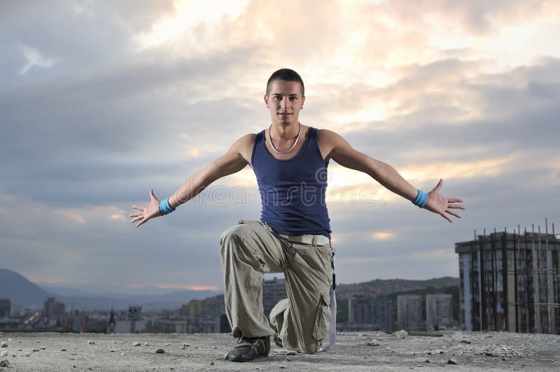 O Homem Com Seu Arma Largamente Aberto Foto de Stock - Imagem de azul ...