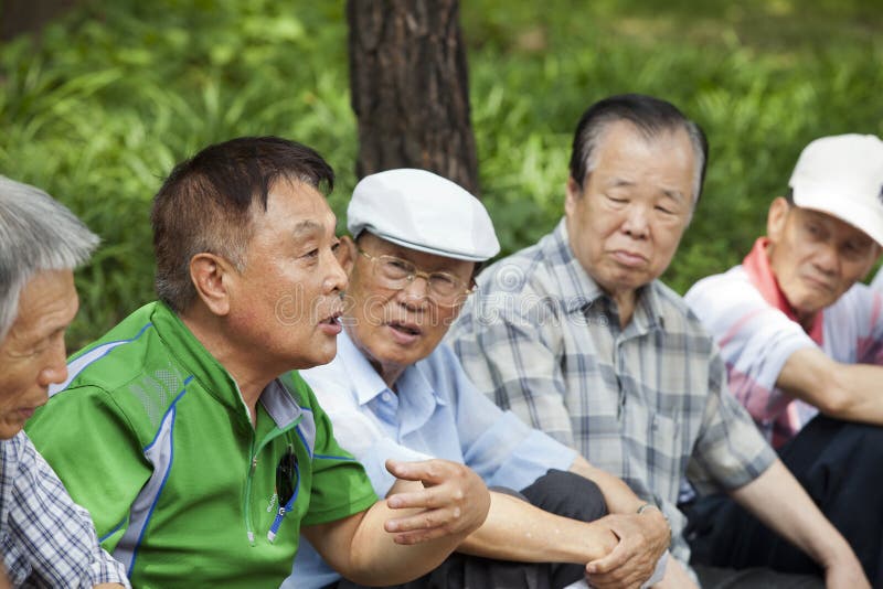 O Homem Coreano Diz Uma História. Foto de Stock Editorial - Imagem de ...