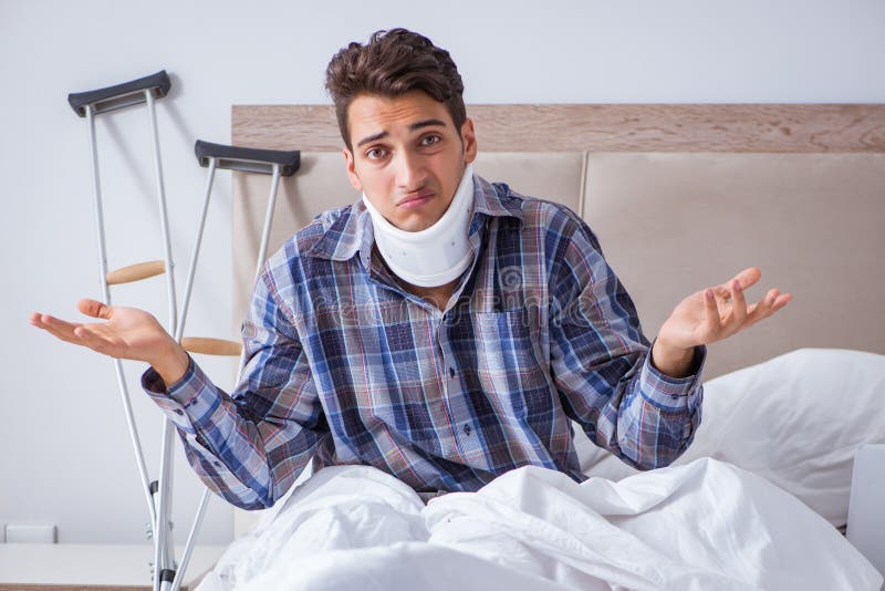 O Homem Ferido Na Cama Em Casa Com Muletas Imagem de Stock - Imagem de ...