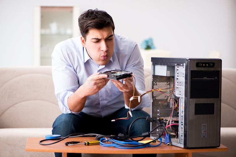 Homem Frustrado Com Computador Pc Quebrado Foto de Stock - Imagem de ...