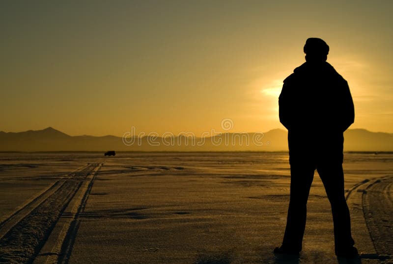 O homem olha para o longe foto de stock. Imagem de sombra - 2105770
