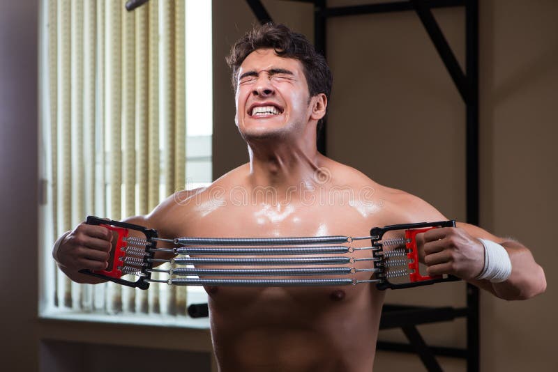 O Homem Que Trabalha No Gym Com Molas Foto de Stock - Imagem de ...