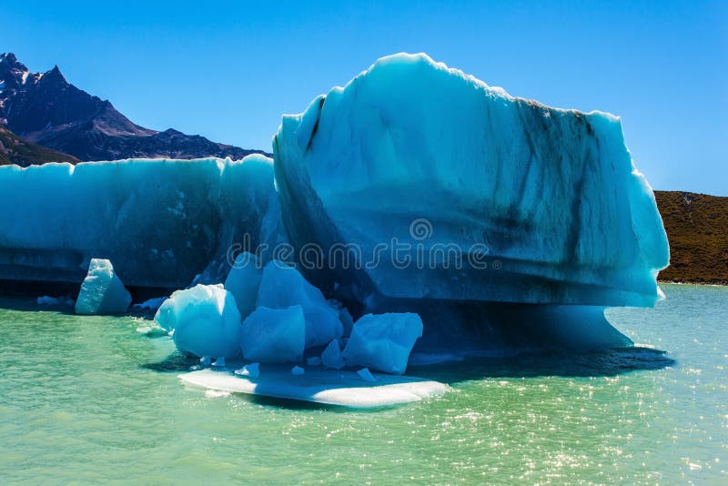 O Iceberg Flutua Longe Da Geleira Foto de Stock - Imagem de patagonia ...