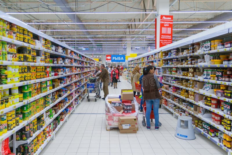 O Interior De Um Supermercado Com Consumidores Foto de Stock Editorial ...