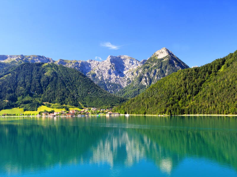 O lago Achensee em Áustria foto de stock. Imagem de tourism - 26423852