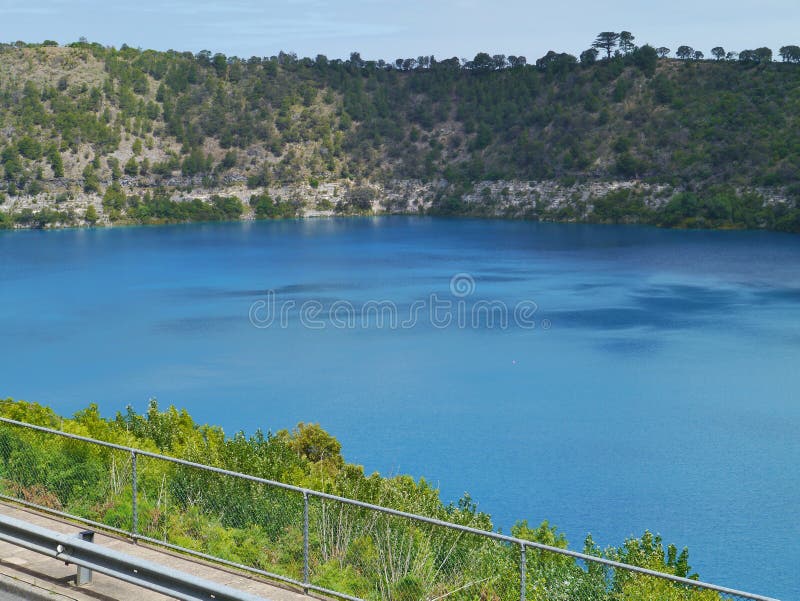 O Lago Azul Na Montagem Gambier Foto de Stock - Imagem de plantas ...