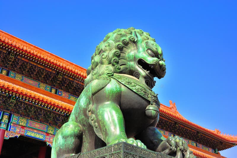 O leão de bronze imagem de stock. Imagem de cultura, azul - 13849789