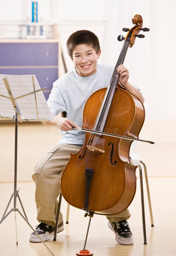 O Músico Pratica Executar No Violoncelo Imagem de Stock - Imagem de ...