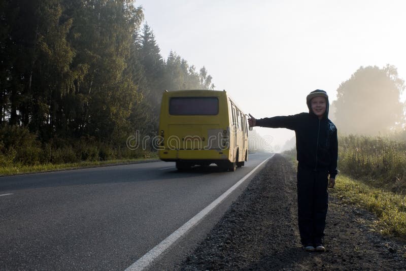 O Menino Está Viajando Na Estrada Foto de Stock - Imagem de verde ...