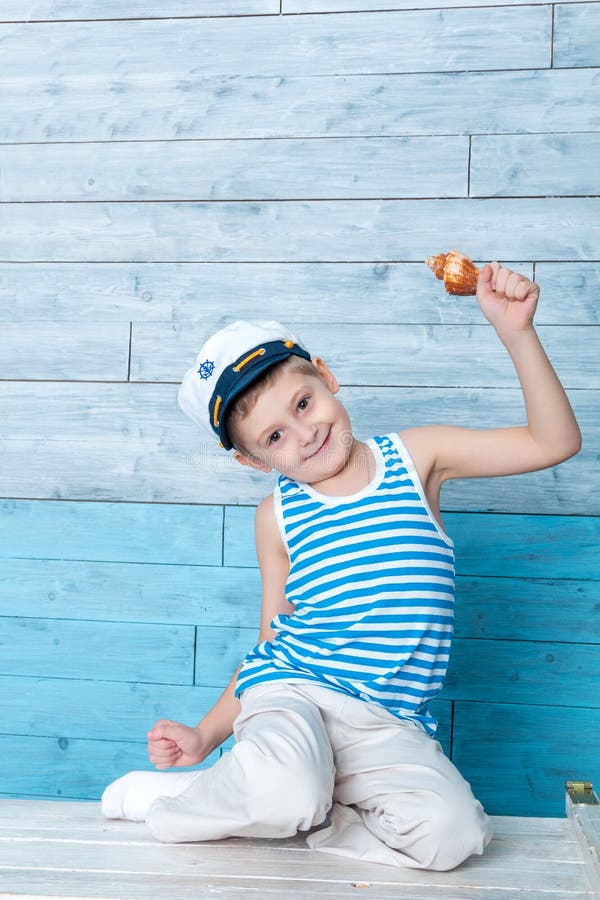 O Menino Pequeno Guarda Um Shell Imagem de Stock - Imagem de marinheiro ...