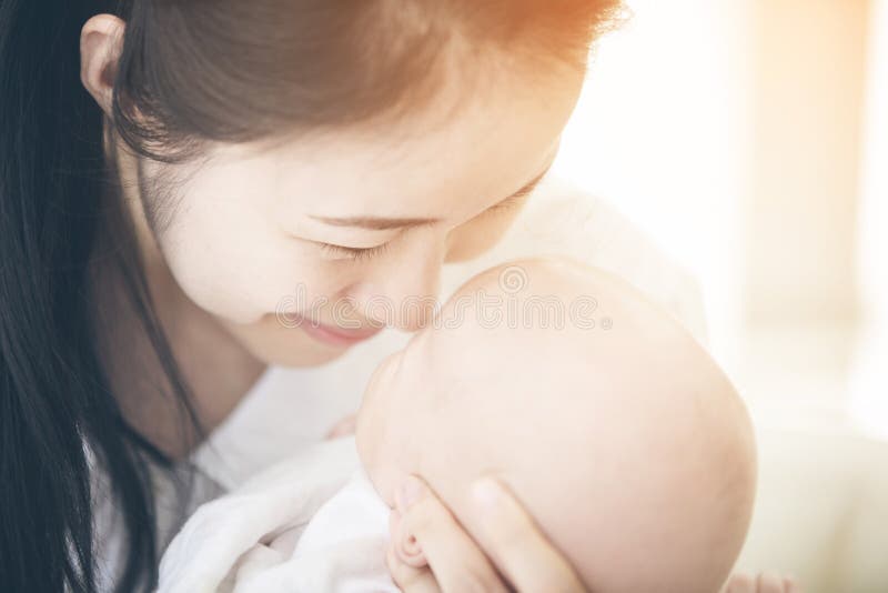 O Momento Bonito Da Mãe E Do Bebê Com Sol Ilumina-se Na Manhã Foto de Stock - Imagem de fêmea ...
