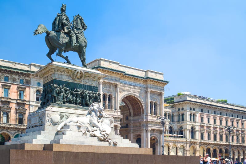 O Monumento Do Quadrado Do Domo Imagem Editorial - Imagem de povos ...