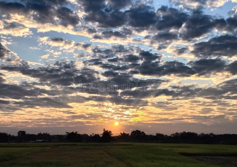O Nascer Do Sol Entre a Nuvem Imagem de Stock - Imagem de nave, nuvem ...