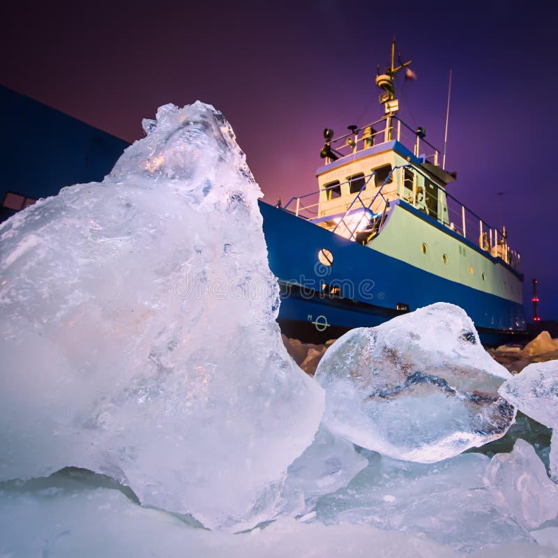 O Navio Do Quebra-gelo Prendido No Gelo Tenta Quebrar E Sair Imagem de ...