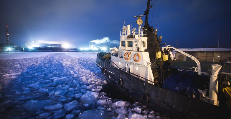 O Navio Do Quebra-gelo Prendido No Gelo Tenta Quebrar E Sair Foto de ...