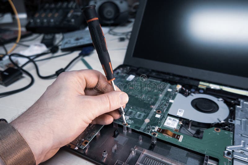 O Notebook Aberto é Reparado Em Um Workshop De Computador Foto de Stock ...