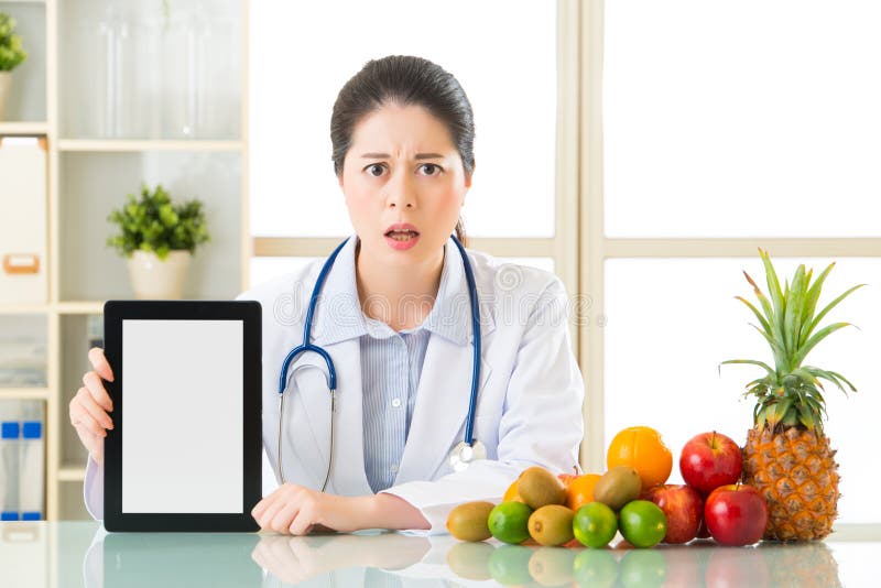 O Nutricionista Do Doutor Com Frutos E Guardar a Prancheta Vazia Caiu ...