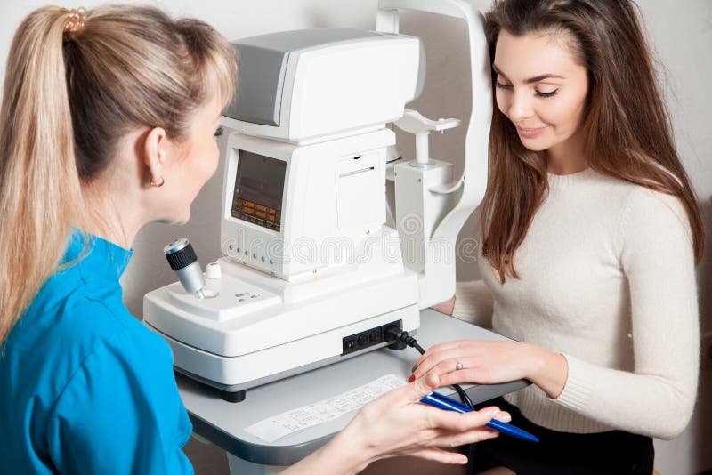 O Oftalmologista Verifica Os Olhos Pacientes Com Um Laser Foto De Stock
