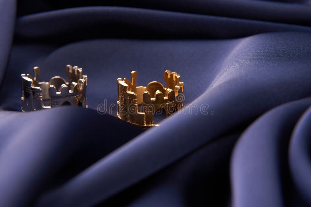 O Ouro E a Prata Soam Na Forma De Um Castelo Imagem de Stock - Imagem ...