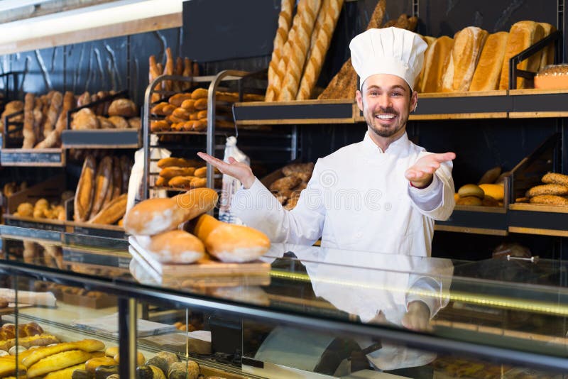 Padeiro Do Homem Que Mostra O Croissant Saboroso Morno Imagem de Stock ...