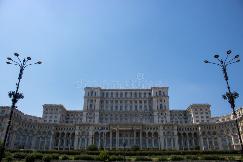 Palácio Do Parlamento Bucareste, Capital De Romênia Foto de Stock ...