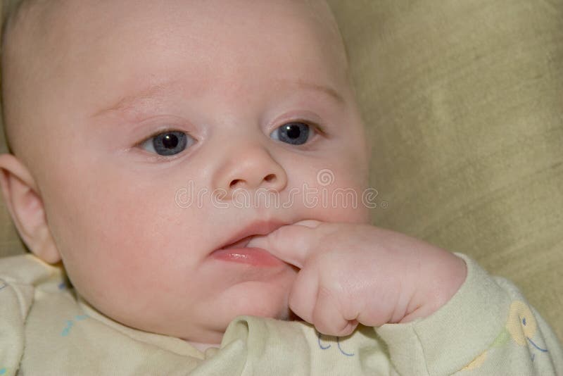 Pequenino foto de stock. Imagem de infantes, sugue, olhos - 705622