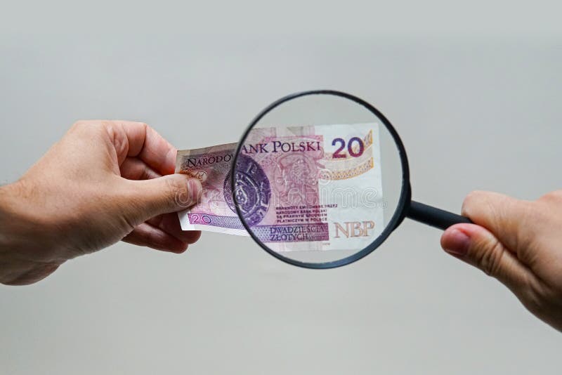 O Perito Com Lupa Verifica O Dinheiro Suspeito Foto de Stock - Imagem ...