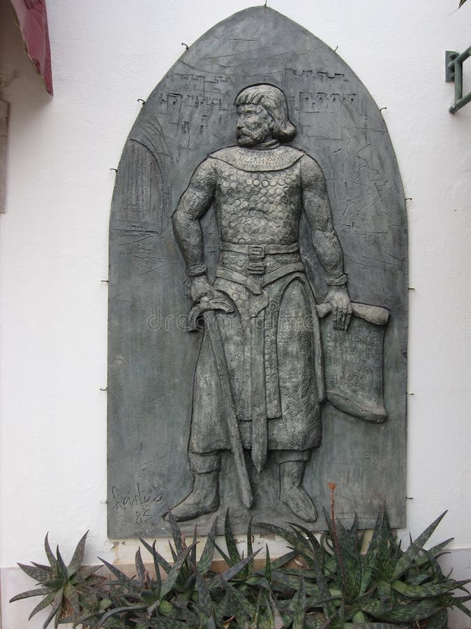 O Rei E Sua Escultura Do Castelo Foto Editorial - Imagem de medieval ...