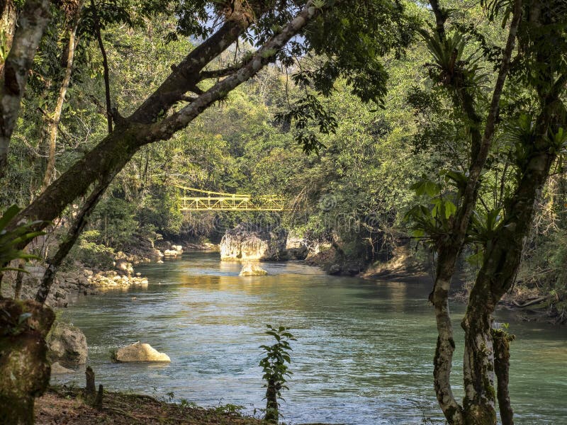 O Rio De Cahabon, Forma Cascatas Numerosas, Champey De Semuc, Guatemala ...