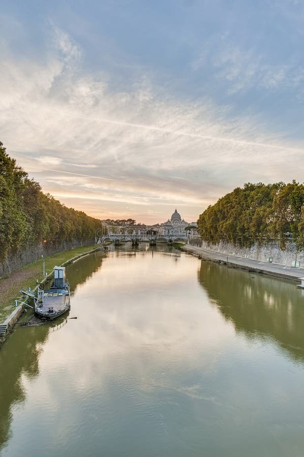 O Rio De Tibre, Passando Através De Roma. Imagem de Stock - Imagem de ...