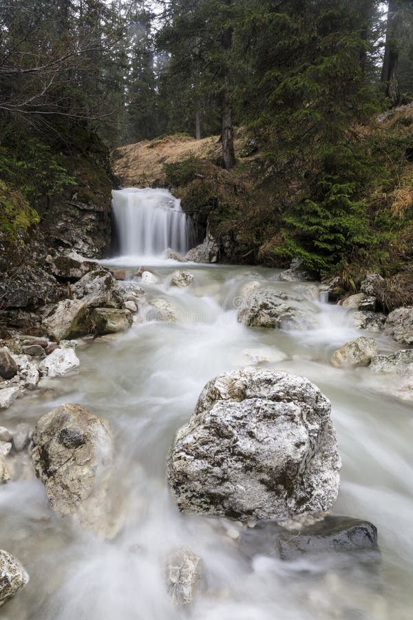 O rio dolomite italiano imagem de stock. Imagem de fluir - 181319259