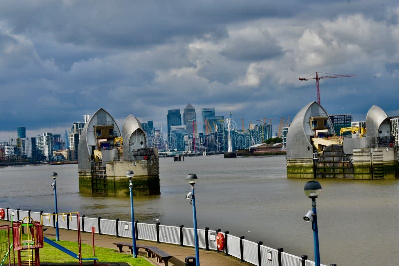 O Rio Tamisa E As Barreiras De Tamisa Foto de Stock - Imagem de ...