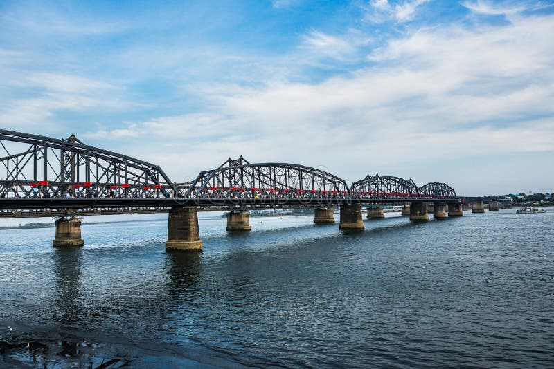 O Rio Yalu -- Beira De China DPRK Foto de Stock Editorial - Imagem de ...