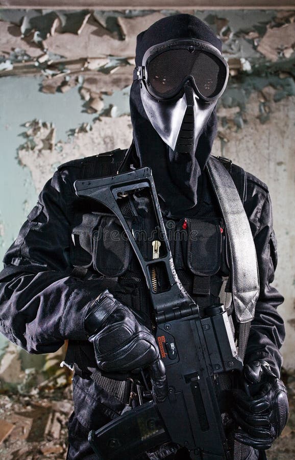 Homem Armado Na Camuflagem Com Arma Do Atirador Furtivo Imagem de Stock ...