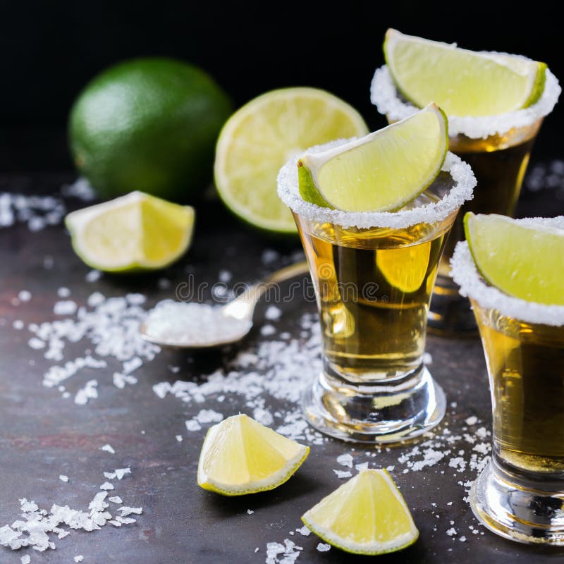 O Tequila Mexicano Dourado Disparou Com Cal E Sal Verdes Foto de Stock ...