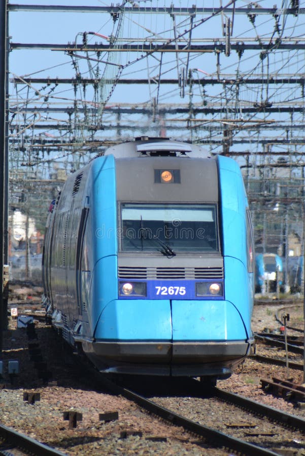 O Trem Do SNCF DMU Chega Em Le Mans Foto Editorial - Imagem de ...