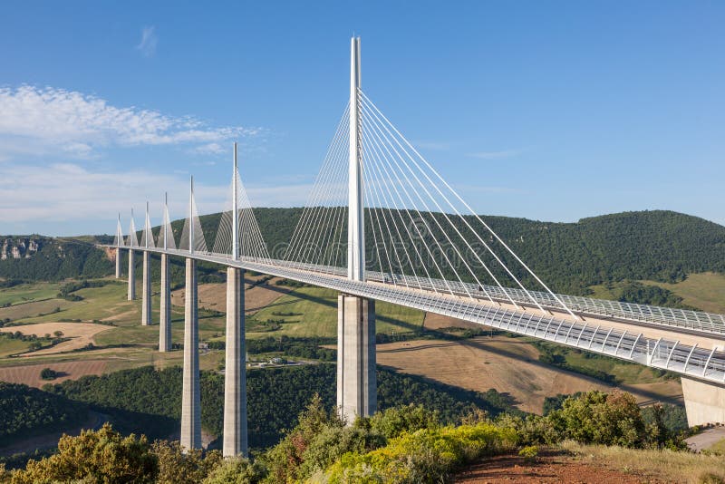 A Ponte a Mais Alta Na Terra, Viaduto De Millau, França Imagem de Stock ...