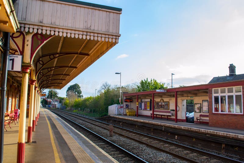 OAKHAM, RUTLAND, ENGLAND- 3 April 2021: Oakham Train Station Platform ...