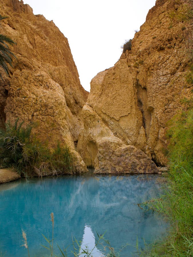 Oasi Mountian Della Tunisia Immagine Stock - Immagine di lago, nubi ...