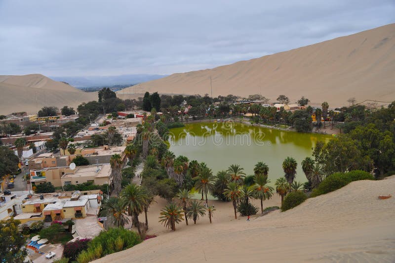 Oasis Al Aire Libre En Perú Imagen de archivo - Imagen de redondo ...