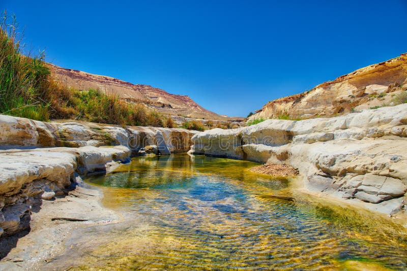 Oasis Del Agua En El Desierto Imagen de archivo - Imagen de piedra ...