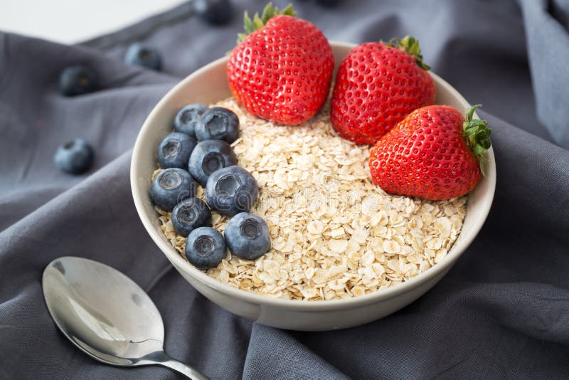 Oatmeal with fresh fruit stock image. Image of cooked - 113577443
