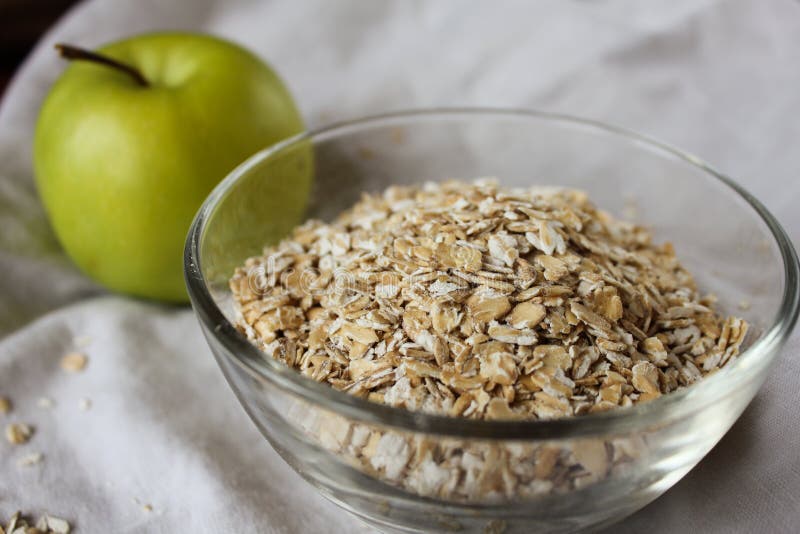 Oatmeal and green apple stock image. Image of mineral - 18865255