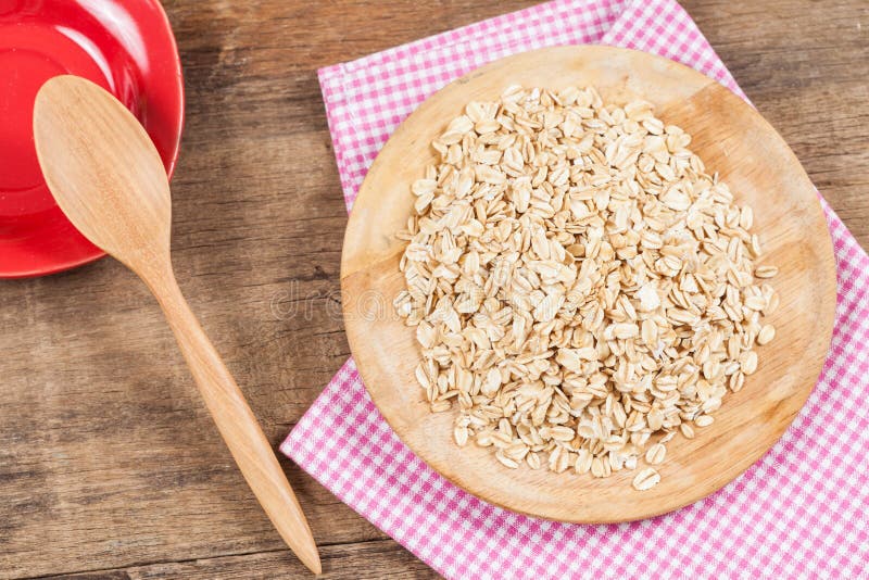 Oats in plate on wood stock image. Image of flake, plant - 77332717