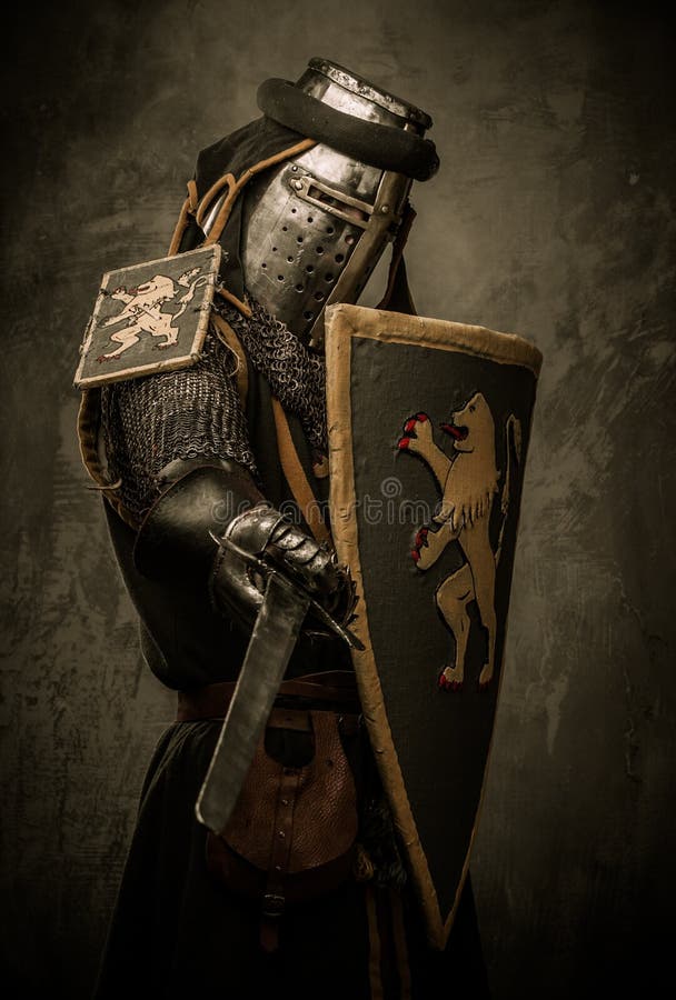 Medeltida Riddare Med Hjälmen Och Svärdet Arkivfoto - Bild av engelskt ...