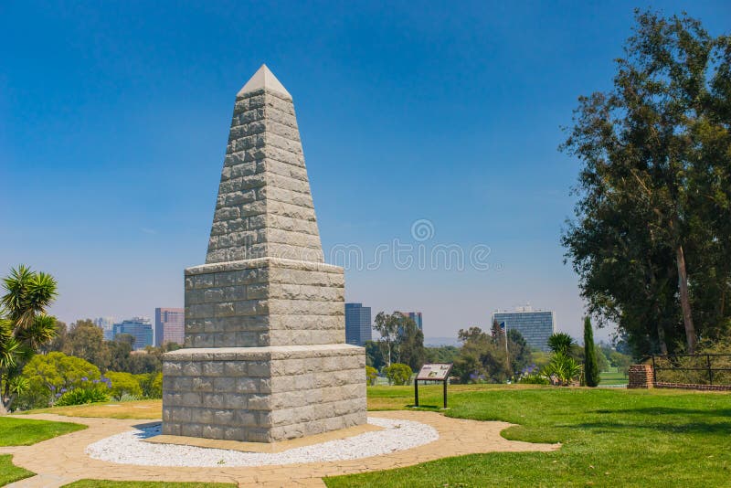 El Obelisco Rojo Del Granito En La Entrada De Luxor Temple Imagen de ...