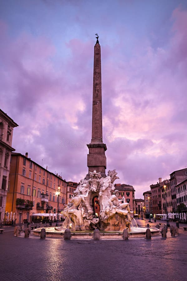 Obelisco Di Navona Della Piazza, Alba, Roma Immagine Stock - Immagine ...