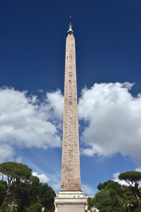 Obelisco egipcio en Roma imagen de archivo. Imagen de animal - 75354945