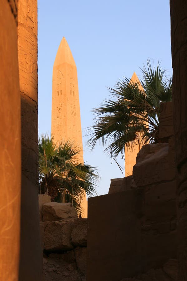 Obelisco En El Templo De Karnak, Egipto Foto de archivo - Imagen de ...